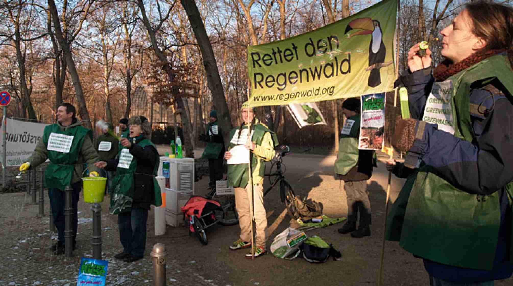 Protestaktion gegen WWF-Konferenz in Berlin - Rettet den Regenwald e.V.
